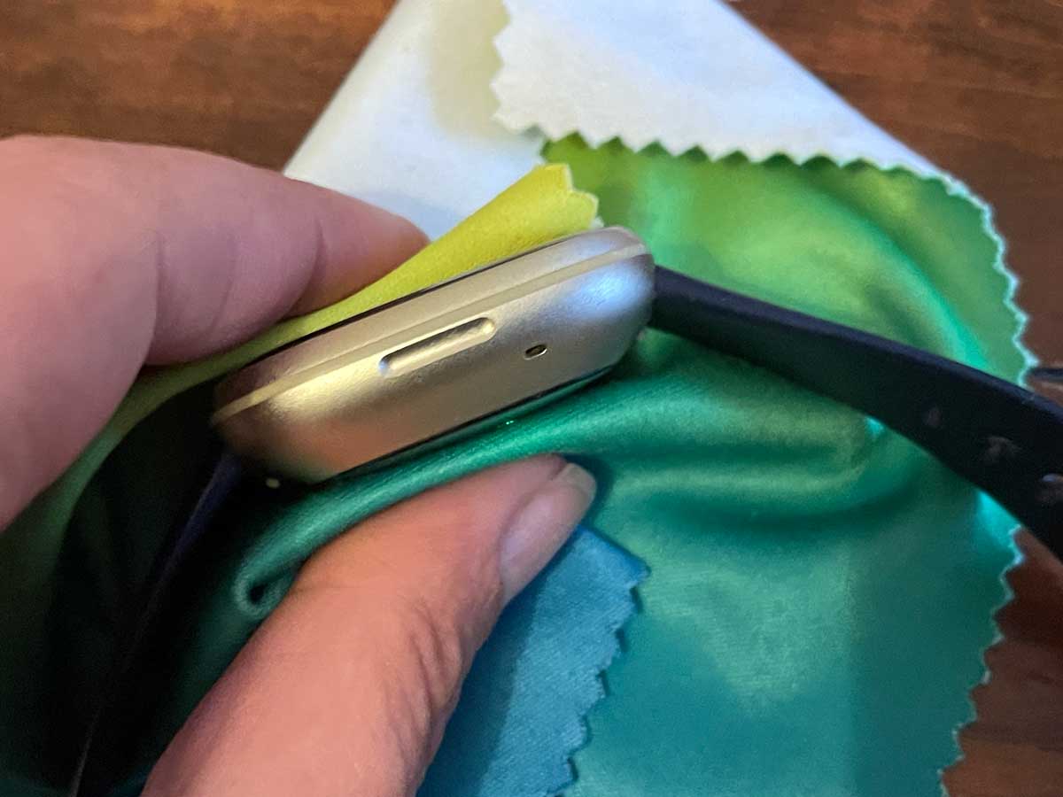 Fitbit stuck on black screen and not working or turning on? Let's fix ...