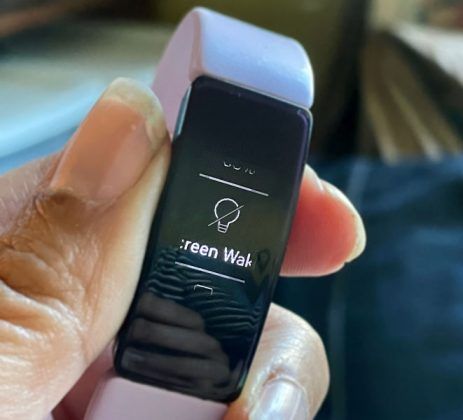 How to turn on or off raise or tap to wake screen on Fitbit Sense ...