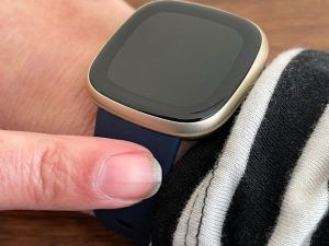 How do I change my band on my Fitbit Versa or Sense? Learn the steps ...